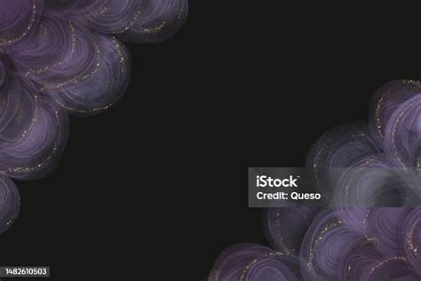 알코올 잉크 아트 어두운 템플릿입니다 보라색 소용돌이 비늘 모양의 패턴과 검은 배경에 금색 반짝이 장식 금색에 대한 스톡 벡터 아트 및 기타 이미지 Istock
