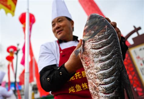사진 中 네이멍구 생선조림 준비하는 요리사 Xinhua