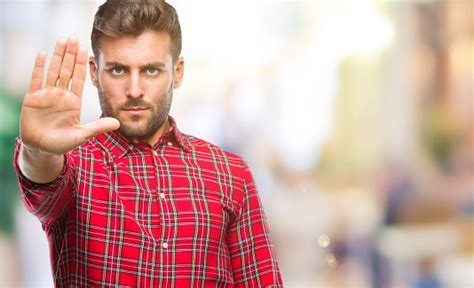 중지 하 고 격리 된 배경 위에 잘생긴 젊은이 손의 종 려를 가진 노래 얼굴에 부정적이 고 심각한 제스처와 경고 식입니다 거절에 대한 스톡 사진 및 기타 이미지 Istock