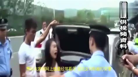 女司机违停被贴罚单，当众“脱裤子”威胁交警，监控拍下完整画面高清1080p在线观看平台腾讯视频