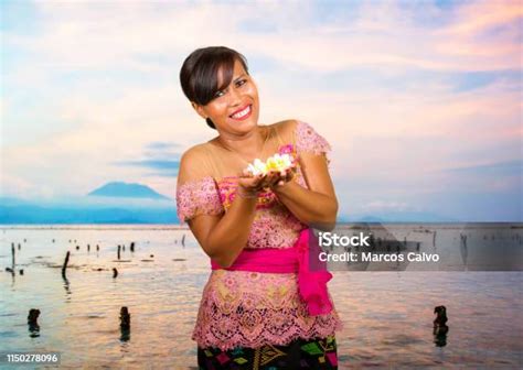 아름 답 고 행복 한 중간 세 인도네시아 발리 여자 힌두교 종교와 휴일 관광 목적지에 발리 아 궁 화산 배경 열 대 해변에서