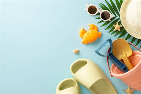 휴가 개념에 아이를 위한 재미있는 활동 슬리퍼 파나마 선글라스 해변 어린이 장난감 복사 공간이 있는 파란색 격리된 배경에 있는 빈 공간의 평면도 사진 0명에 대한 스톡 사진