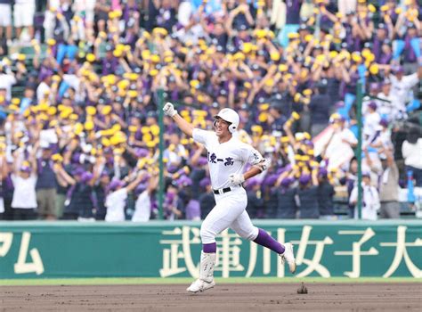 ＜東海大相模・関東第一＞ 7回無死、先制ソロを放ちガッツポーズを決める関東第一・高橋（撮影・大森 寛明） ― スポニチ Sponichi