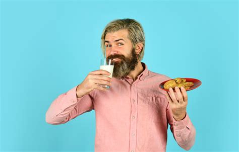 수제가 가장 좋습니다 쿠키를 굽기위한 조리법 어린 시절의 맛 수염 난 남자는 쿠키로 우유를 마신다 아침 또는 점심 우유와 달콤한 쿠키 행복한 힙 스터는 쿠키 디저트를