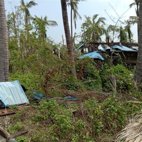 မုန်တိုင်းကြောင့် ပျက်စီးသွားသည့်နေအိမ်နှင့် ရွာကို ပြုပြင်ရန် ၄ နှစ်ကျော်ကြာ စစ်ဘေးရှောင်နေရသည့