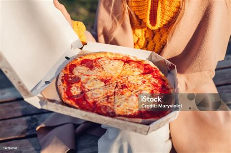 상자에 페퍼로니 피자를 닫습니다 야외에서 맛있는 슬라이스를 들고 있는 여성 핫 스낵 가을에 대한 스톡 사진 및 기타 이미지 가을 노랑 레저 활동 Istock