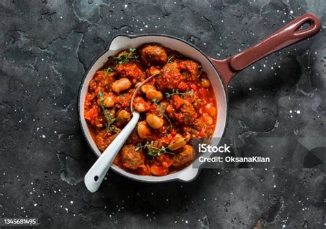 어두운 배경에 프라이팬에 향기로운 허브와 향신료와 토마토 소스에 미트볼과 콩 스튜 상단 보기 0명에 대한 스톡 사진 및 기타 이미지 Istock