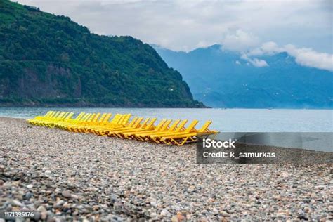 Kvariati 아자라에서 돌 해변의 아름다운 전망 해변에 갑판 의자 0명에 대한 스톡 사진 및 기타 이미지 0명 갑판 의자 경관 Istock