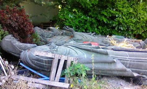 Левица Споменикот на Св Кирил и Методиј фрлен пред хотелот Гранит Дали е одоброволување и