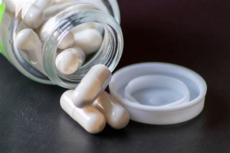 우울증 치료를위한 의료 항아리에 많은 알약은 병원 치료를 치료하고 질병을 치료하기 위해 약 팩으로 약물 중독에 대한 전염병 과 검역 질환 및 의료 의료 를 보여줍니다 0명에