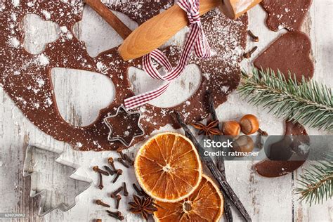 진저 브레드 를 베이킹크리스마스 쿠키 향신료 및 성분 반죽 가문비나무에 대한 스톡 사진 및 기타 이미지 가문비나무 건조 식품 계피 Istock