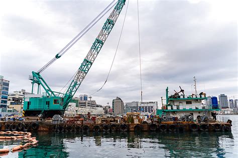 유토이미지 해상의 작업용 크레인 바지선