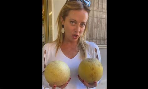 Ultraderechista Italiana Giorgia Meloni Graba Video Con Melones Y Se