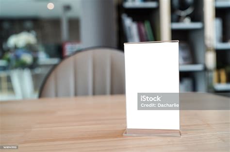 메뉴는 텍스트 마케팅 프로모션을 위해 공백으로 가득 차 있습니다 텍스트를 위한 식당 공간의 나무 테이블에 서 있는 모형 메뉴 프레임 검은색에 대한 스톡 사진 및 기타 이미지