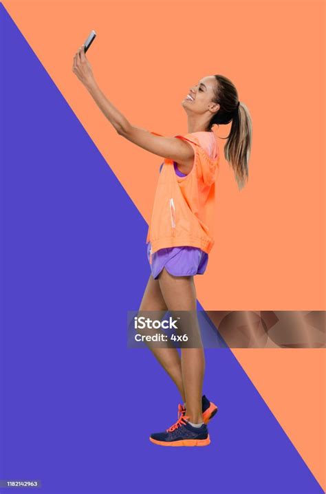 전체 길이측면 보기프로필 보기3039세 성인 미모포니테일긴 머리 아프리카 민족아프리카계 민족젊은 여성 사진 스탠딩웃고 있는 사람행복쾌활 한웃음 30 34세에 대한 스톡 사진