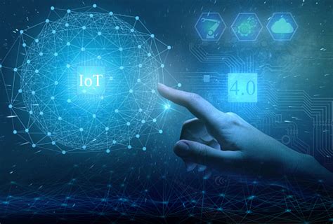 생산성을 높이고 미래의 비즈니스 프로젝트를 구현하기 위해 생산에 산업 40의 글로벌 도입 생산을 관리하는 방법으로 사물의 인터넷 Smart City에 대한 스톡 사진 및