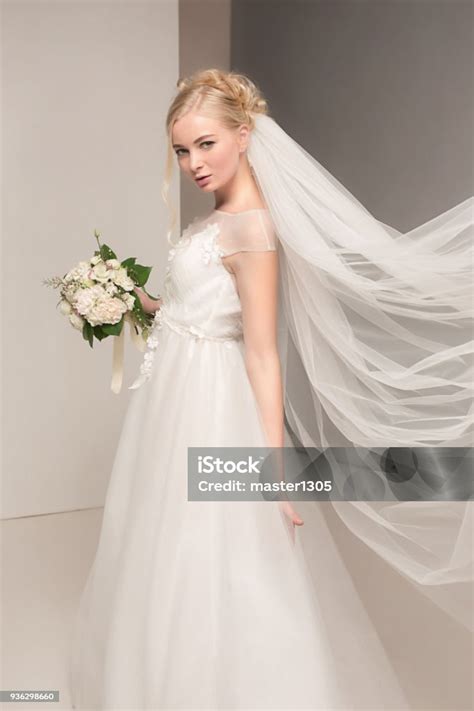 집에서 처럼 하얀 스튜디오 인테리어에 실내 서 아름 다운 드레스에서의 신부 세련 된 웨딩 스타일 총 신부 처럼 젊은 매력적인