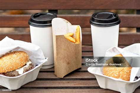 패스트 푸드 공원 벤치에 커피 햄버거 상자 감자 튀김종이 컵 테이크 아웃 식품 개념 개념에 대한 스톡 사진 및 기타 이미지