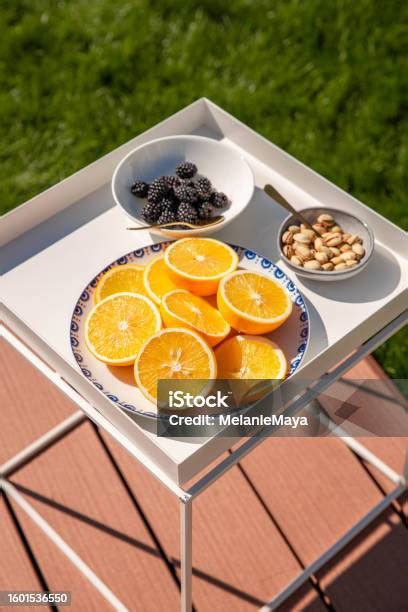 과일 오렌지 블루베리 견과류 피스타치오를 곁들인 정원 테라스 테이블에서 건강에 좋은 다과 스낵 0명에 대한 스톡 사진 및 기타 이미지 Istock