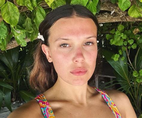 Милли Бобби Браун и Джейк Бон Джови обзавелись цыплятами