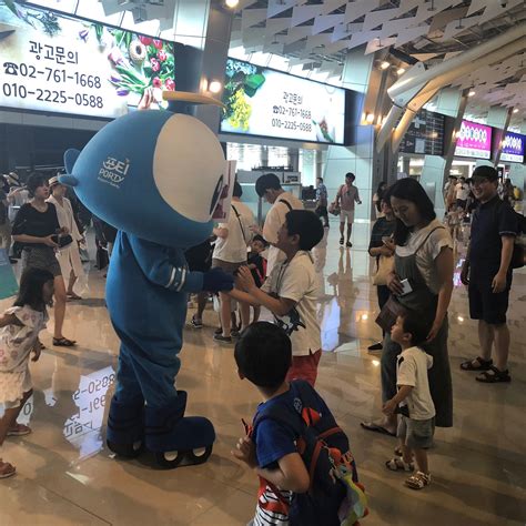 한국공항공사 포티와 함께 해피 프라이데이 김포공항 국내선청사 3충 격리대합실에서 피켓을 들고있는