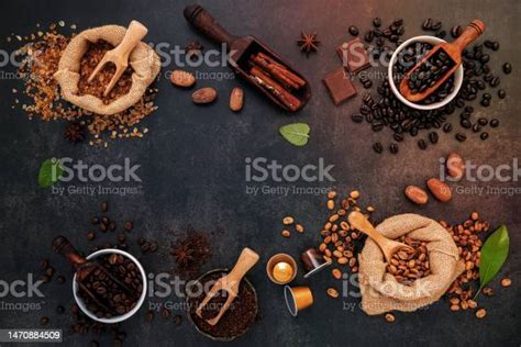 다양한 구운 커피 콩과 풍미 있는 재료로 커피 배경이 어두운 돌 배경에 맛있는 커피를 준비합니다 0명에 대한 스톡 사진 및 기타