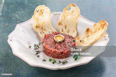 파란 배경위에 빵 토스트와 달걀을 얹은 스테이크 타르타르 가루로 빻은에 대한 스톡 사진 및 기타 이미지 가루로 빻은 건강한 식생활 계란 노른자 Istock