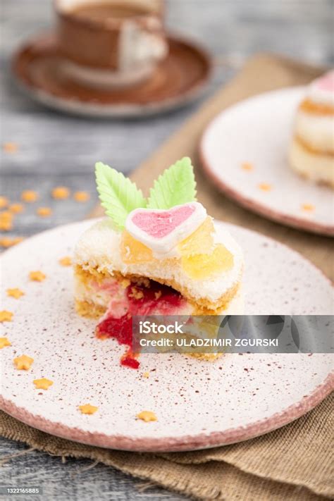 회색 나무 배경과 린넨 직물에 커피 한 잔과 우유와 코코넛 크림 장식 케이크 측면 보기 클로즈업 선택적 초점 0명에 대한 스톡 사진 및 기타 이미지 Istock