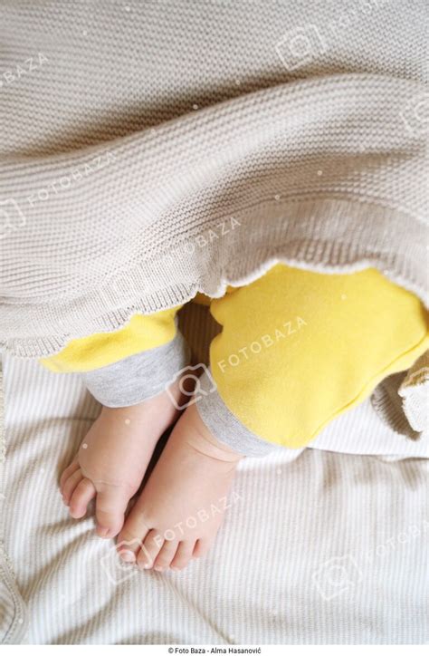 Bebine Noge Preuzmite Fotografiju Foto Baza
