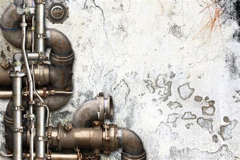 치장 벽토 벽에 파이프가 있는 빈티지 스팀펑크 배경 콘크리트 벽과 파이프라인이 있는 열린 공간 텍스트를 위한 공간을 복사합니다 그런 지 인테리어 복고풍 배경 0명에 대한