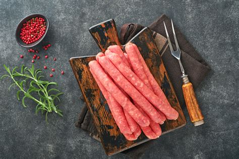 고기 쇠고기 소시지 검은 배경에 향신료 야채 및 요리 재료를 곁들인 생 바베큐 소시지 평면도 공간을 복사합니다 옥토버 페스트 메뉴 개념입니다 가루로 빻은에 대한 스톡 사진