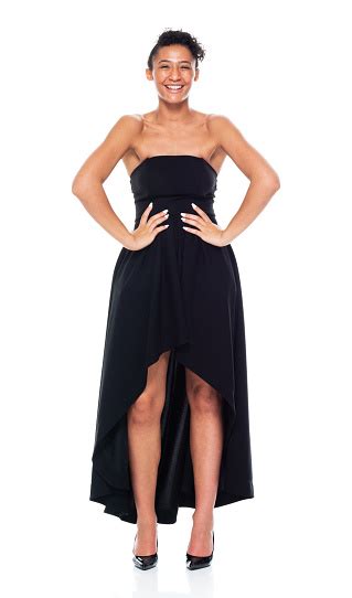 전체 길이 1 인 정면 2029세 성인 아름다운 아프리카 민족 아프리카계 민족 여성 젊은 여성 서 있는 드레스를 입고 미소 행복 쾌활 한 시원한 태도 20 24세에 대한