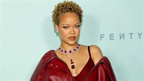 Риана губи косата си след раждането