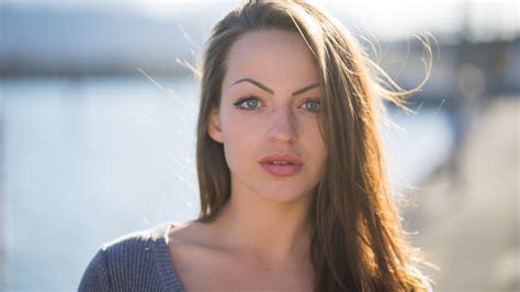 Download Wallpaper Look Background Model Julia Section Girls In Resolution 1364x768