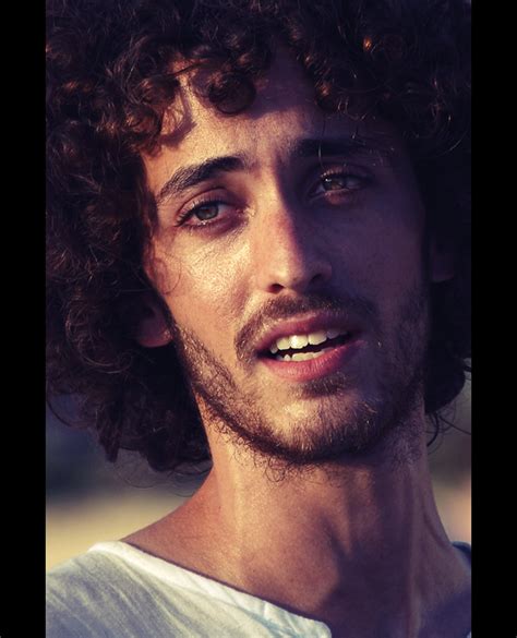 Фото Парень с кучерявыми волосами