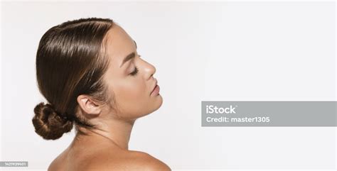 흰색 배경에 고립 된 잘 보관 된 피부를 가진 젊고 아름답고 건강한 소녀의 초상화 스파 수술 얼굴 리프팅 및 스킨 케어 컨셉 여자에 대한 스톡 사진 및 기타 이미지 Istock