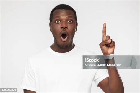 생각이 있어 그의 머리 위에 뭔가 보여주는 검지 손가락으로 제스처를 만드는 잘생긴 Afrcian 미국 사람 손가락을 유지 이상 지적 했다 유레카 솔루션 로그인 영감에 대한
