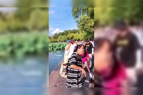 杭州，女子西湖边拍照不慎落水，不停扑腾伴随着尖叫。大哥立即脱鞋欲下水施救，发现湖水未及腰深，看见落水者安全后淡定离开
