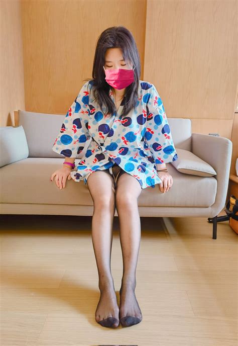 小音符儿 on Twitter 小音符的性幻想 在洗浴中心勾搭陌生男人 换上丝袜被男人视奸 在休息间露出 被拉进房间灌精