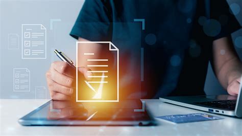 펜을 사용하여 태블릿의 인포 그래픽 문서로 온라인으로 전자 문서에 서명하는 비즈니스 사람 또는 사무원 전자 서명 개념 기술 및