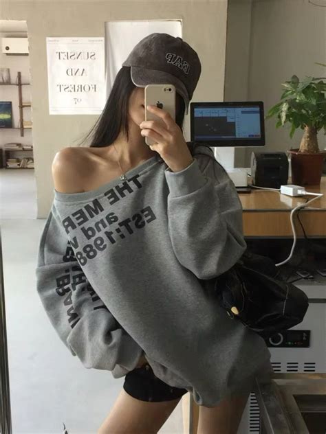 [y2k🖤 스포티]언발 숄더 레터링 박스티 유니크 와이투케이 루드핏 티셔츠 긴팔티 에이블리