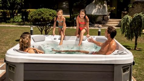 Luxury Hot Tubs And Swim Spas Wellis Spa Hot Tub Stores Usa