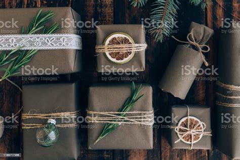 선물과 선물은 갈색 나무 배경에 장식 공예 종이에 싸여 휴일 제로 폐기물 개념입니다 0에 대한 스톡 사진 및 기타 이미지 0 0명 12월 Istock
