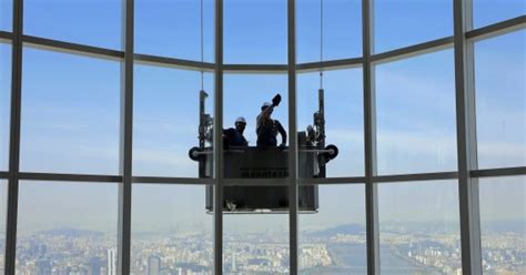 롯데월드타워 하늘 위 4만 2천여장 유리창 고공청소