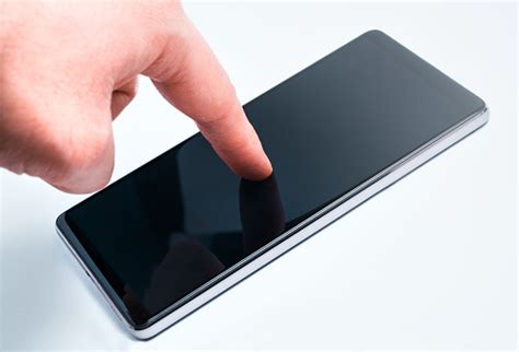 인간의 손이 검지 손가락의 첨단과 현대 기술 스마트 폰의 터치 스크린에 접촉 0명에 대한 스톡 사진 및 기타 이미지 0명