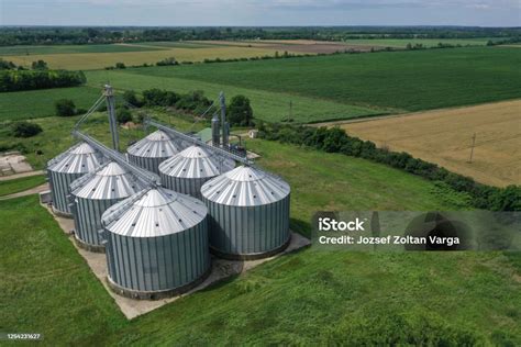 농장에 농업 사일로 무인 항공기와 위에서 사진 산업 농업 곡물 가공 공장 엘리베이터 건조기 저장 및 시리얼의 건조 밀 옥수수 콩 해바라기 0명에 대한 스톡 사진 및 기타