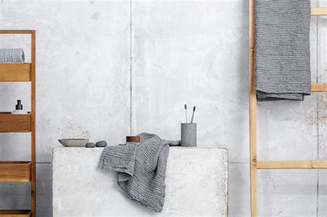 유기농 와플 린넨 수건 대나무 칫솔 현대적인 욕실 인테리어의 회색 색조의 욕실 제로 폐기물 액세서리 데일리 바디 케어 스파 및 웰빙 제로 폐기물 욕실 개념 개념에 대한 스톡