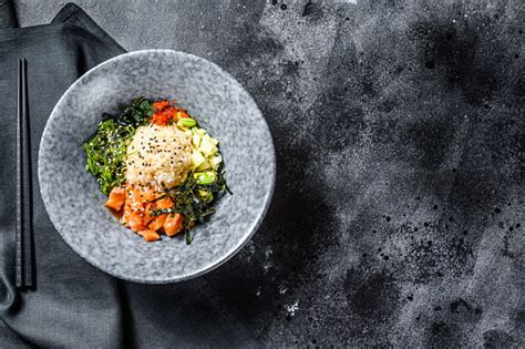 해초 아보카도 참깨를 곁들인 하와이 연어 포크 볼 검은 색 배경입니다 맨 위 보기 복사 공간 0명에 대한 스톡 사진 및 기타 이미지 Istock