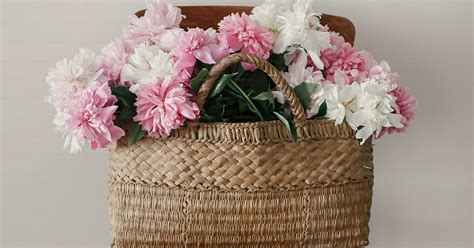 세련된 분홍색과 흰색 모란이 밀짚 가방에 있는 나무 소박한 의자에 있습니다 세계 여성의 날 해피 어머니의 날 안녕하세요 봄입니다 아름다운 꽃다발 시골 생활 사진