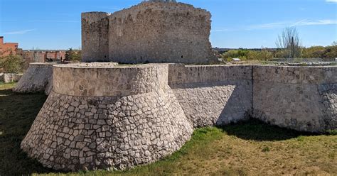 El Castillo De Madrid Que Está En Plena Ciudad Y En Mitad De Un Parque